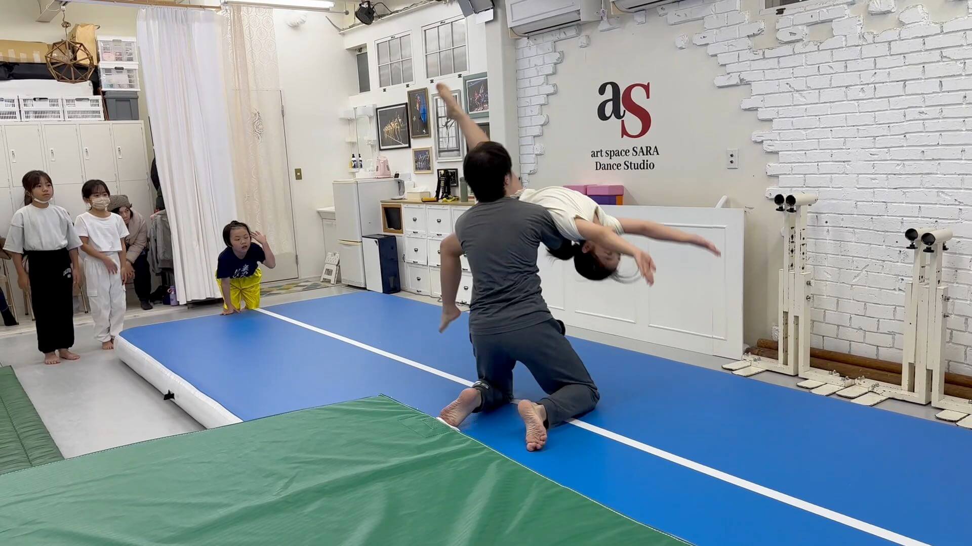 KIDS ACROBATICS - art space SARA Dance Studio